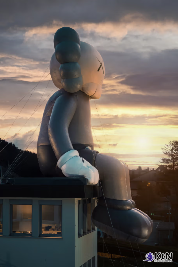 [ART-TREND] KAWS, 스위스의 심장에 서다: 예술과 시계의 경계를 허물다