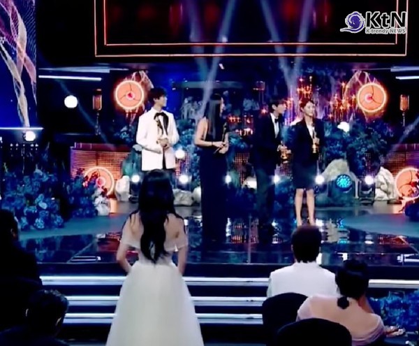 이준영, 인기상 착각 해프닝…이준혁 대신 무대 올라 ‘웃픈’ 순간 [제4회 청룡시리즈어워즈]