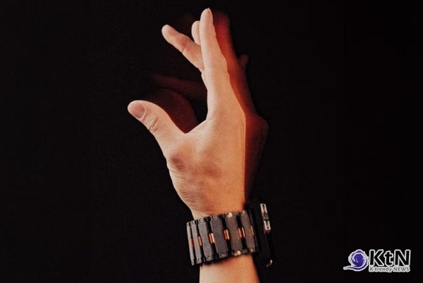 [테크 트렌드 2025①] 손목이 마우스를 대체한다 — 메타의 AI 웨어러블이 제시한 ‘입력의 미래’